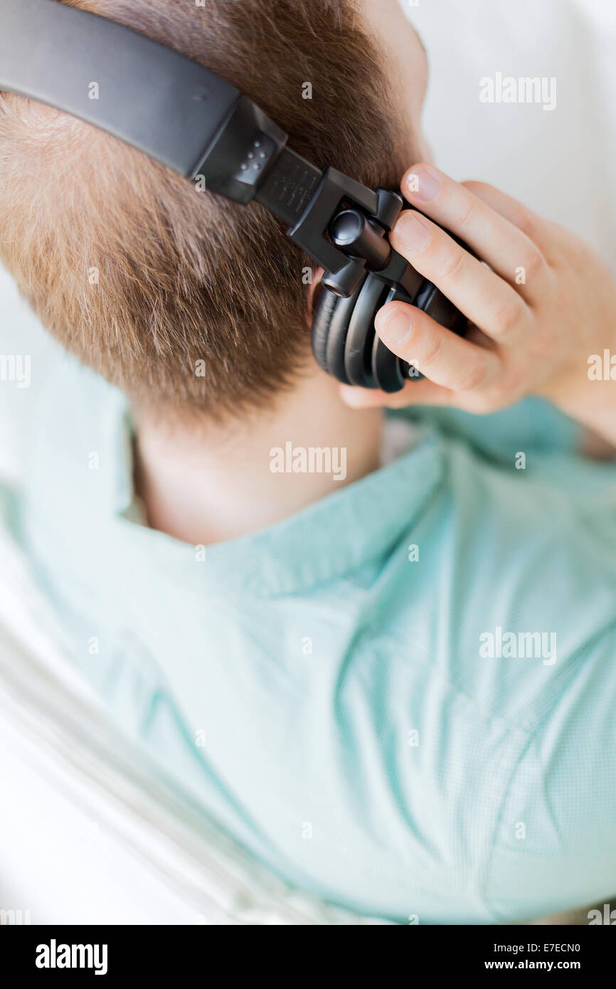 Back of head headphones hi-res stock photography and images - Alamy