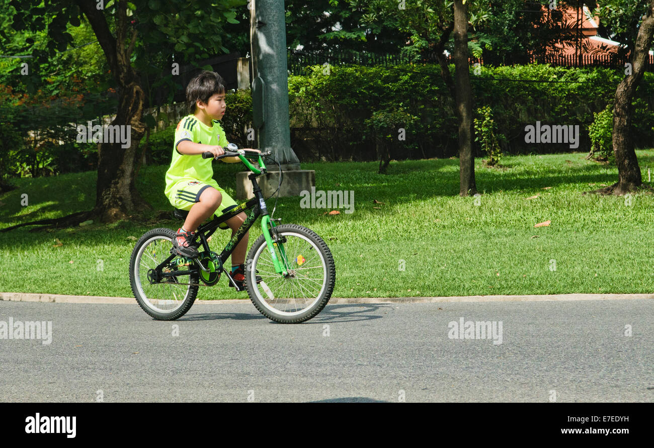 Kid cycling hi-res stock photography and images - Alamy