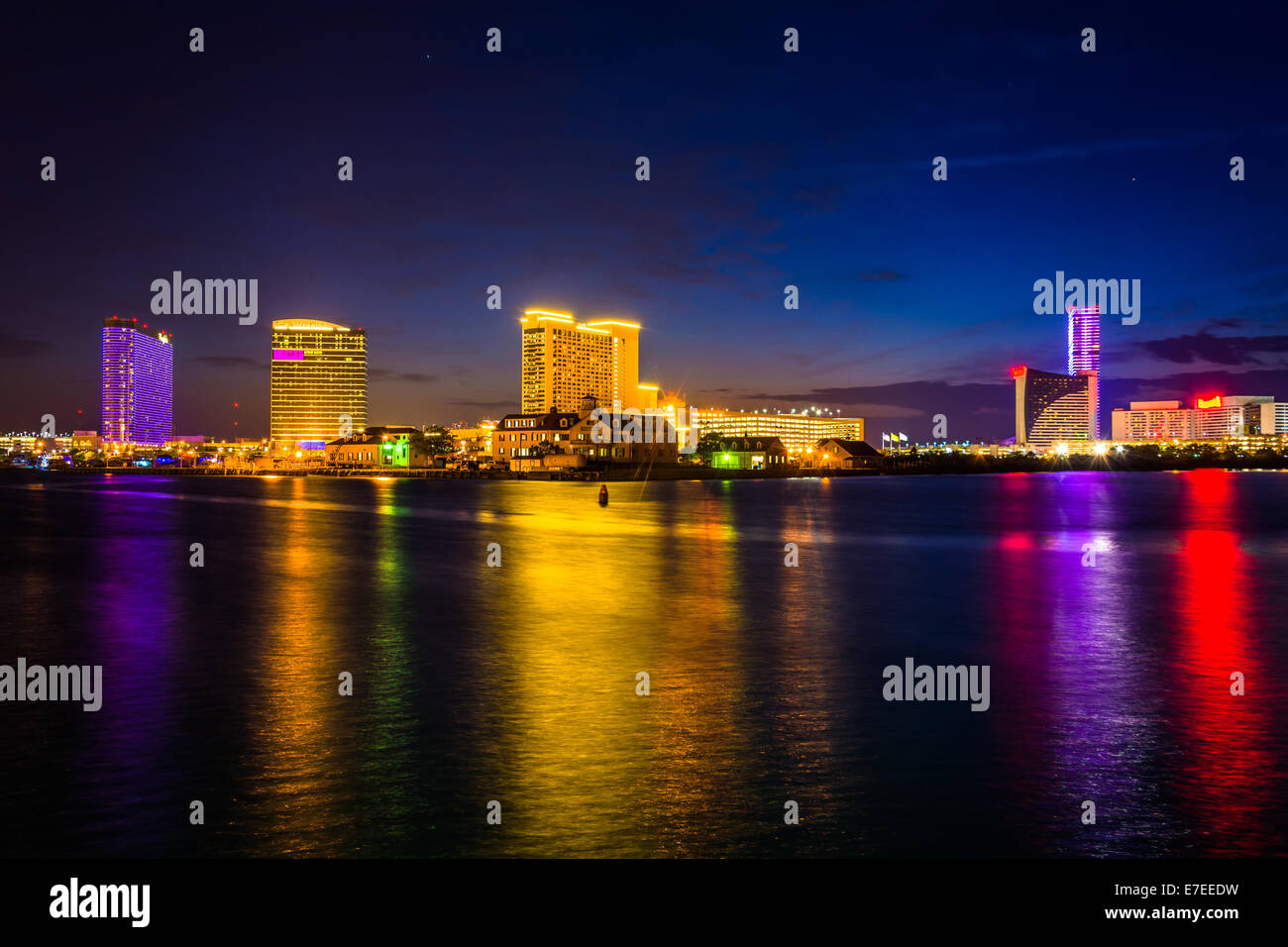 City lights reflecting hi-res stock photography and images - Alamy