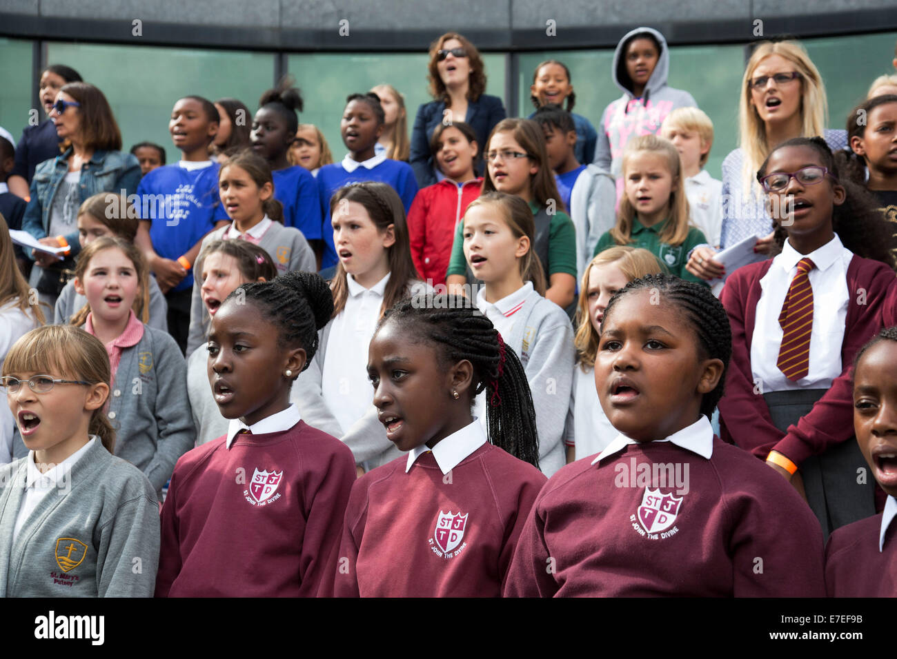 Choir singing hi-res stock photography and images - Alamy