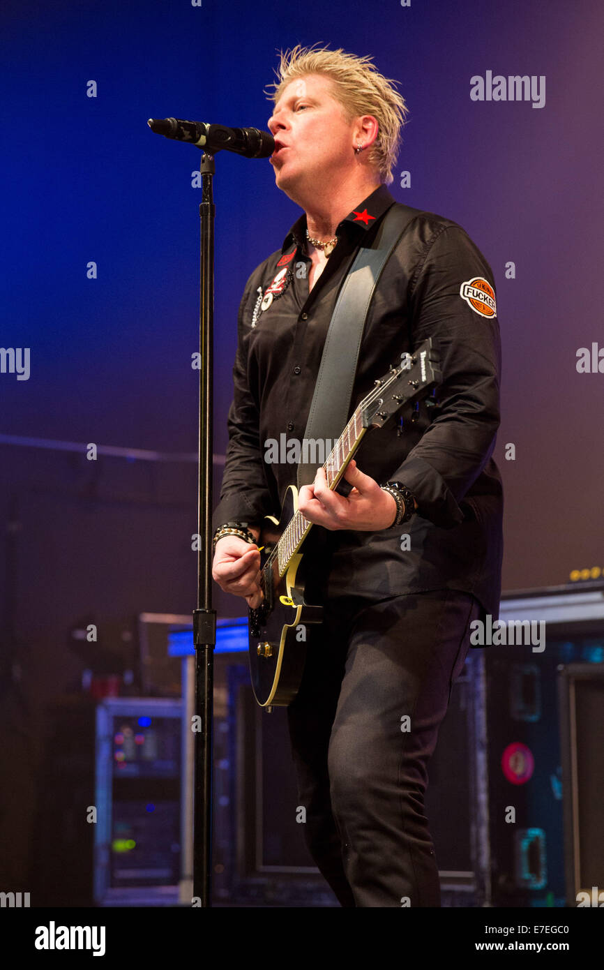 Dexter holland offspring hi-res stock photography and images - Alamy