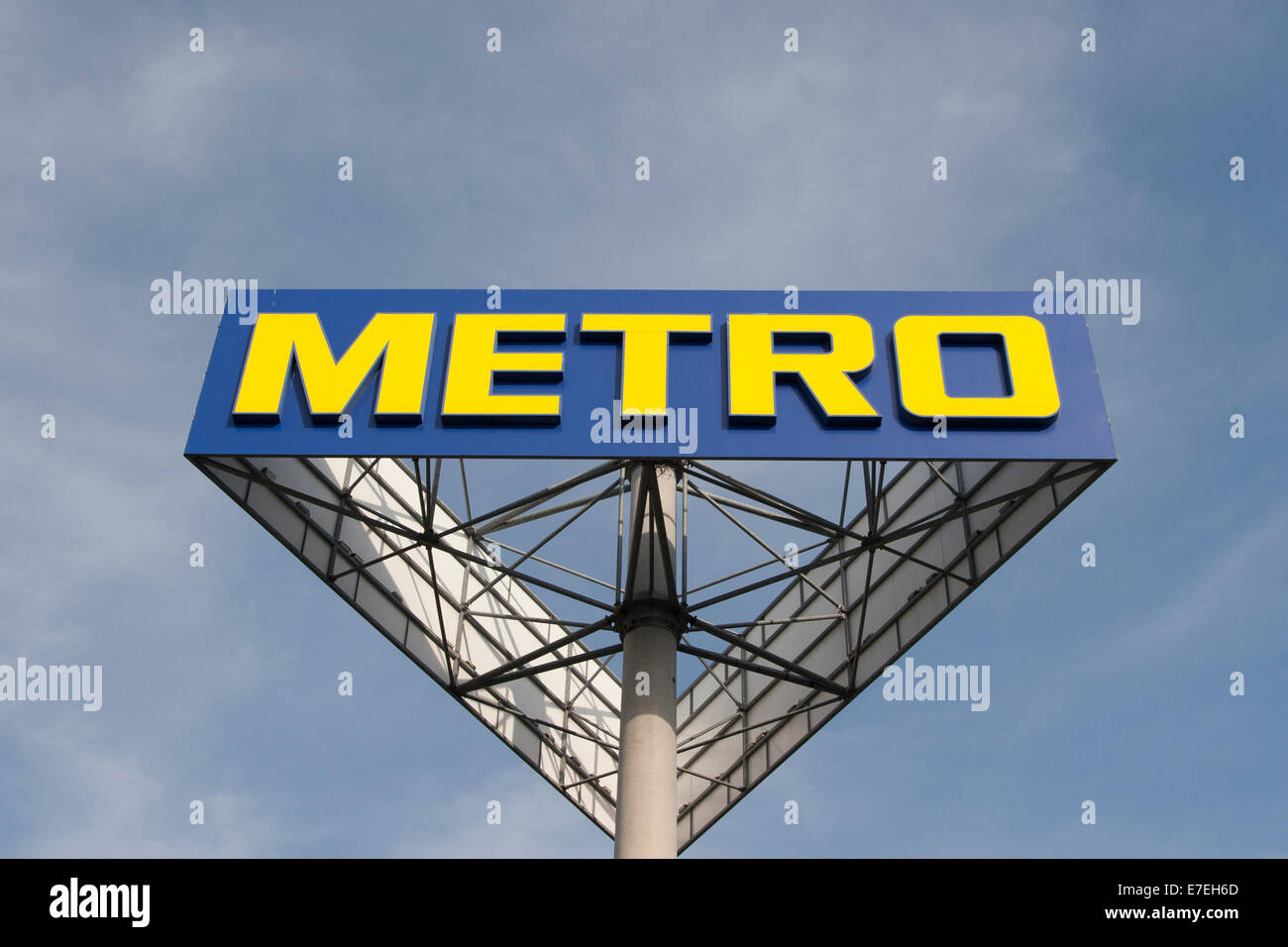 Metro Sign Logo Berlin Germany Stock Photo - Alamy