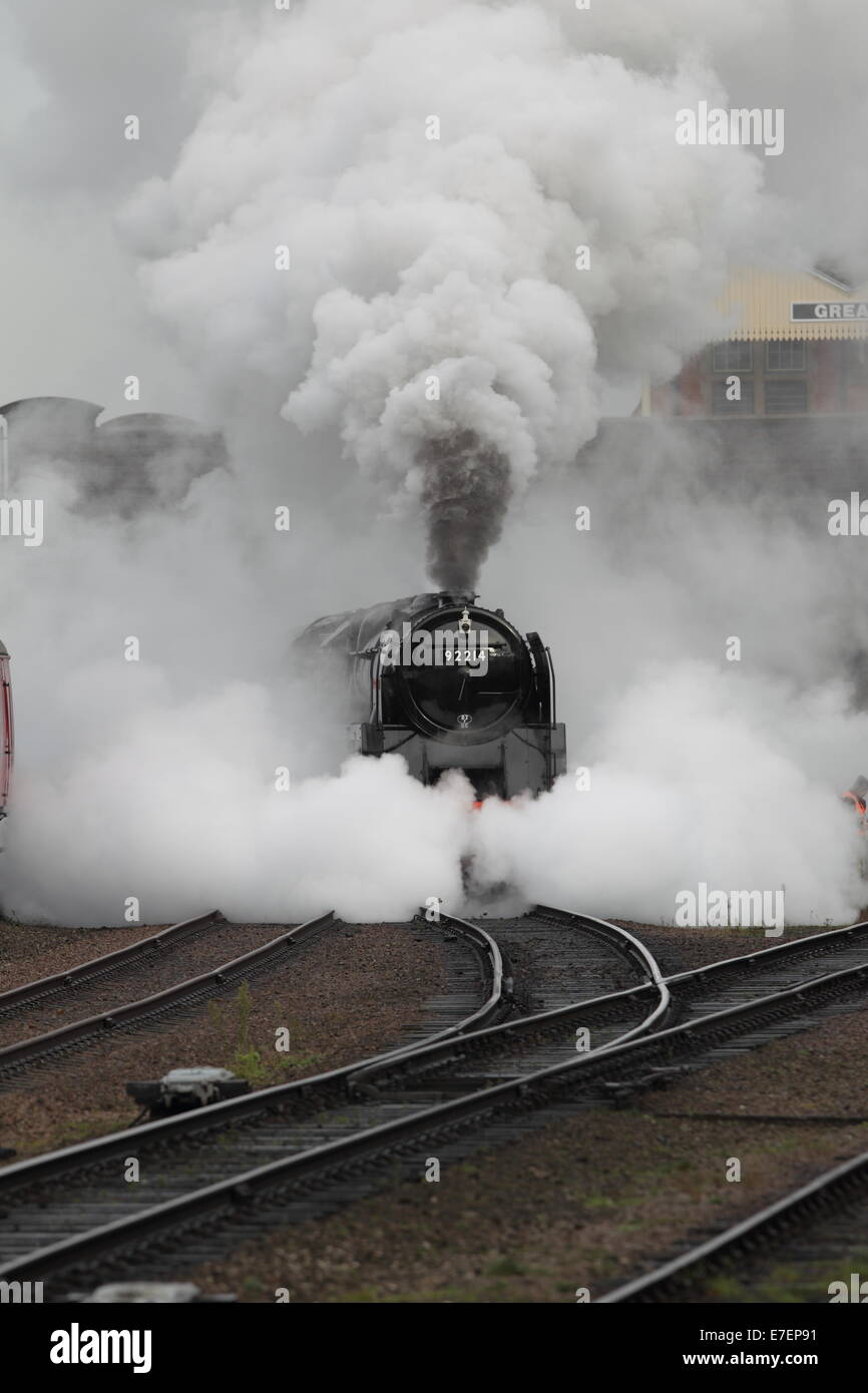 BR 2-10-0 Class 9F 92214 leaving Loughborough Station Stock Photo - Alamy