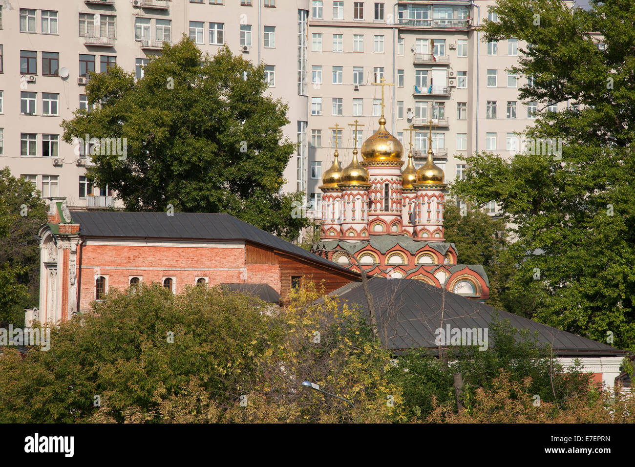Crowded buildings hi-res stock photography and images - Alamy