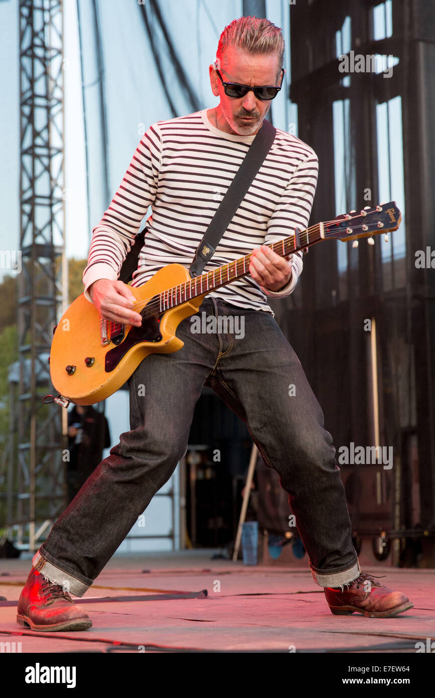 Chicago, Illinois, USA. 14th Sep, 2014. Guitarist JONNY WICKERSHAM of ...