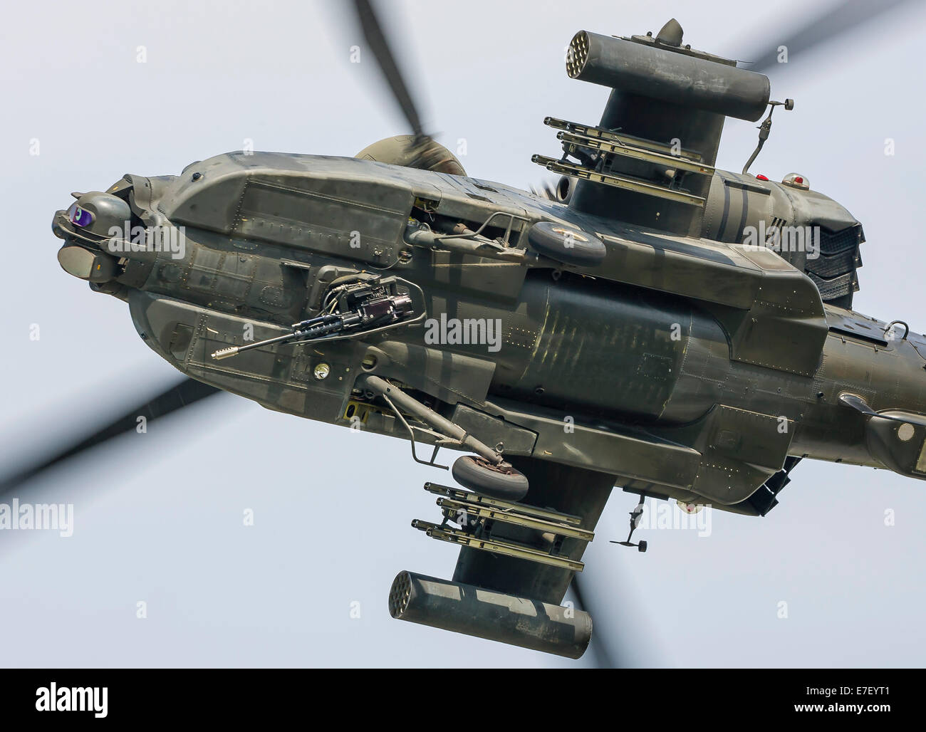 A U.S. Army AH-64D Apache Longbow pulls into a turn over Cleveland ...
