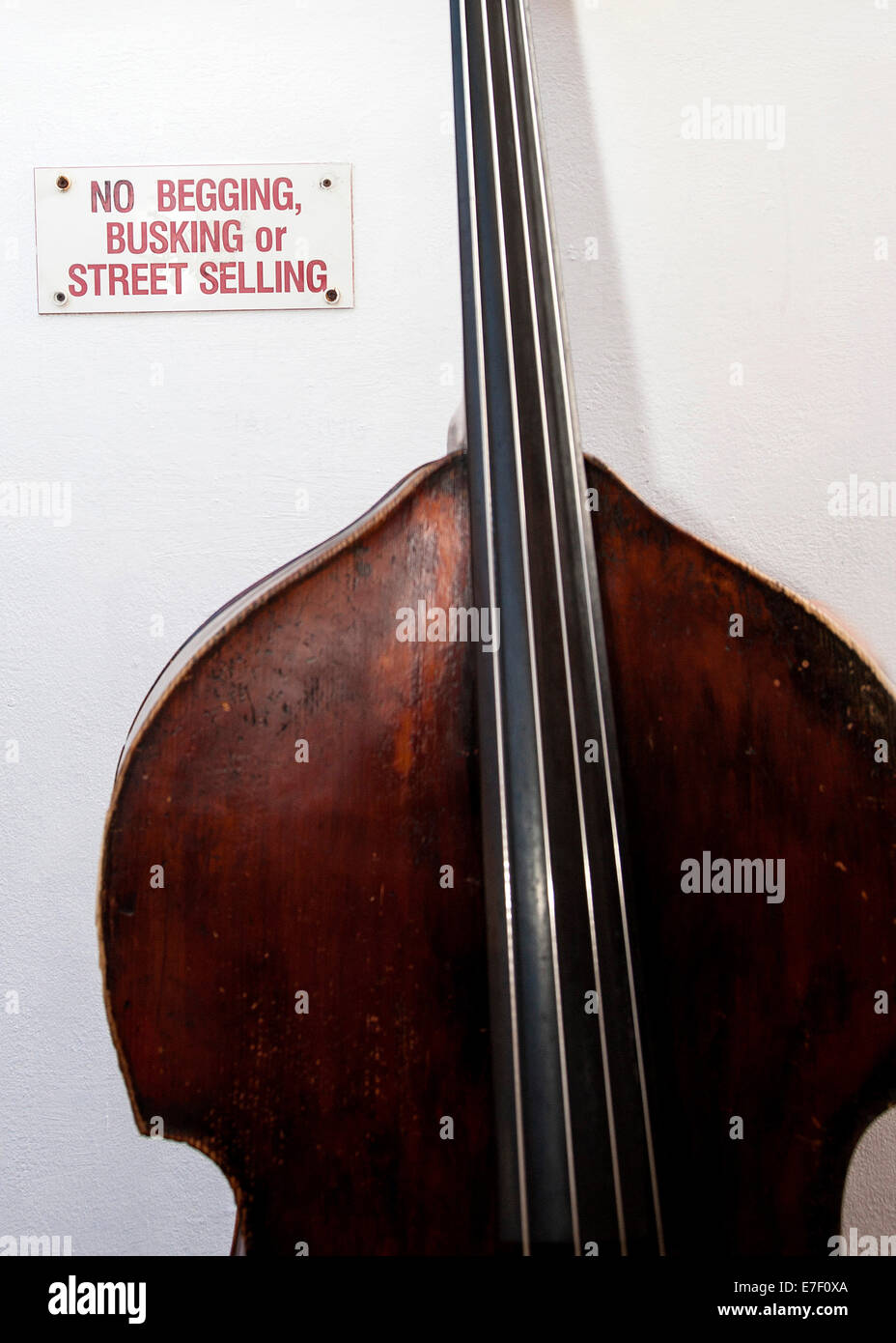 No begging sign hi-res stock photography and images - Alamy