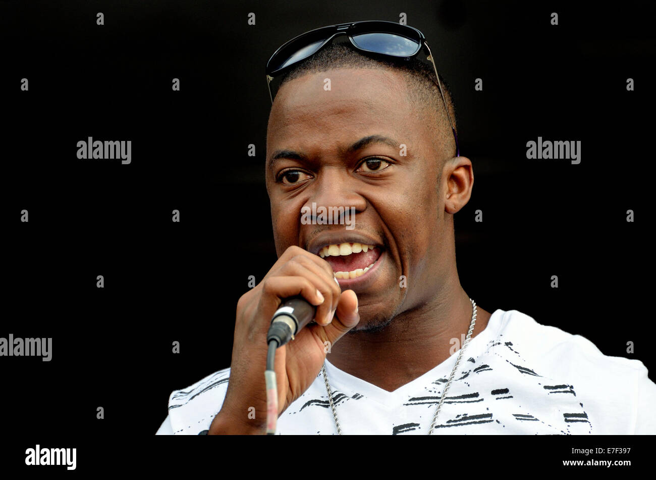 Rapping hi-res stock photography and images - Alamy