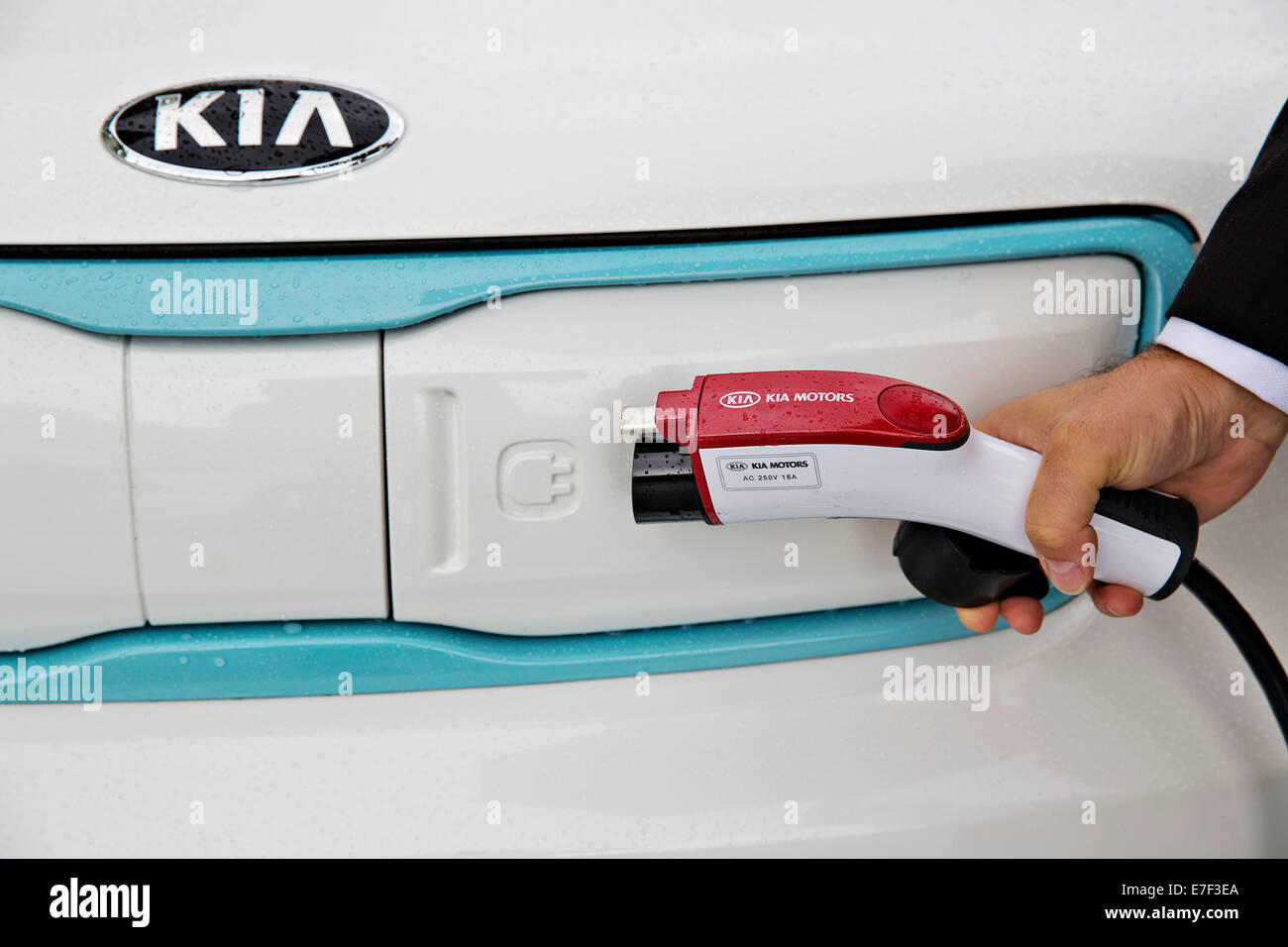 Korean automaker Kia Motors presented electric version of Kia Soul EV ...