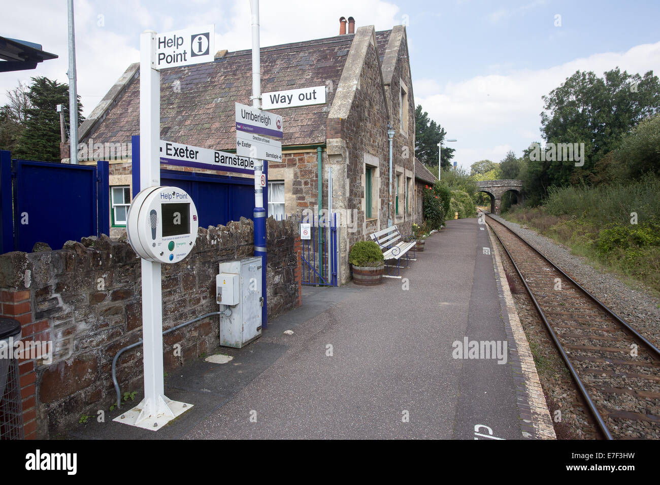 Railway station platform waiting hi-res stock photography and images ...