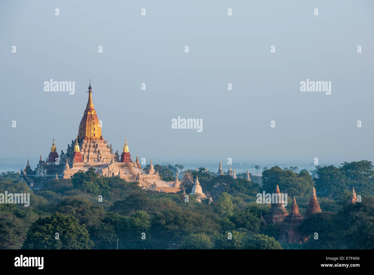 Ananda Temple, gilded tower structure or Shikhara, Thatbyinnyu Temple ...