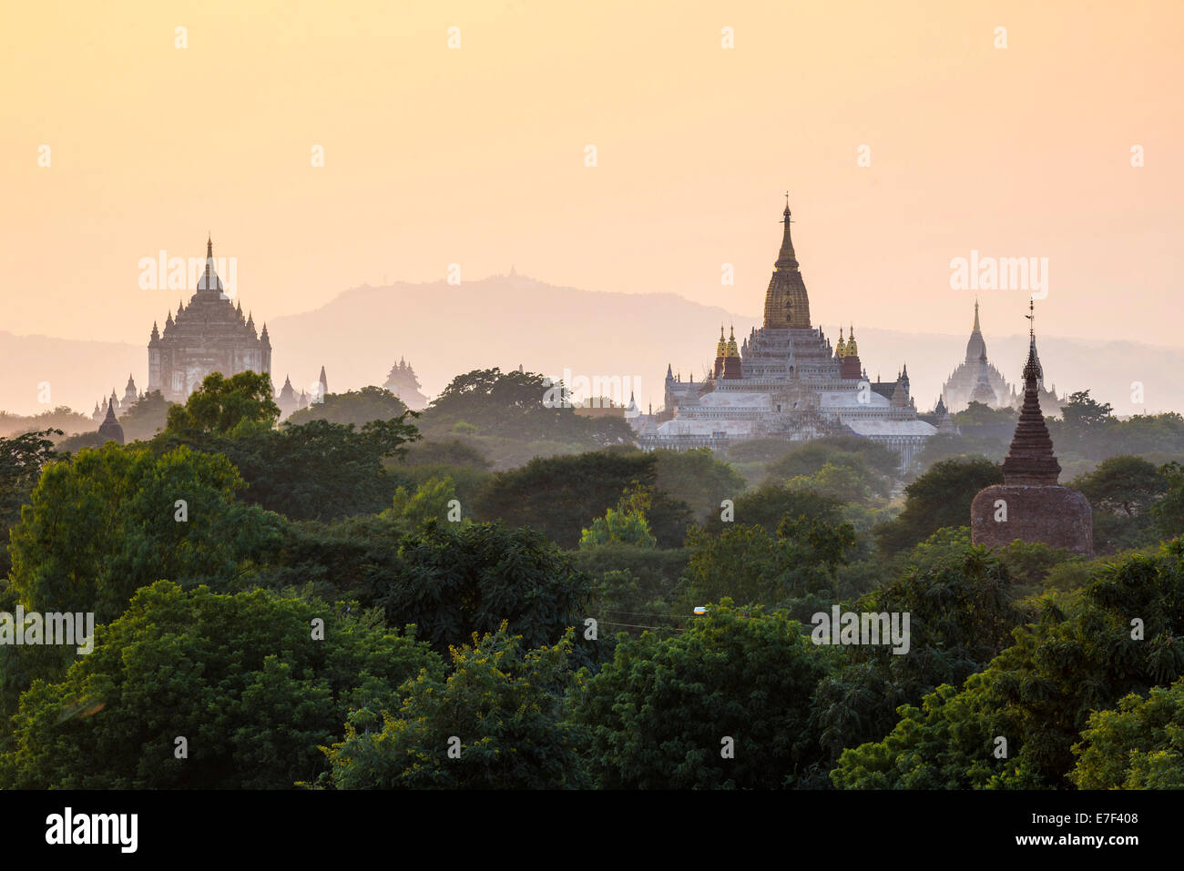 Ananda Temple, gilded tower structure or Shikhara, Thatbyinnyu Temple ...