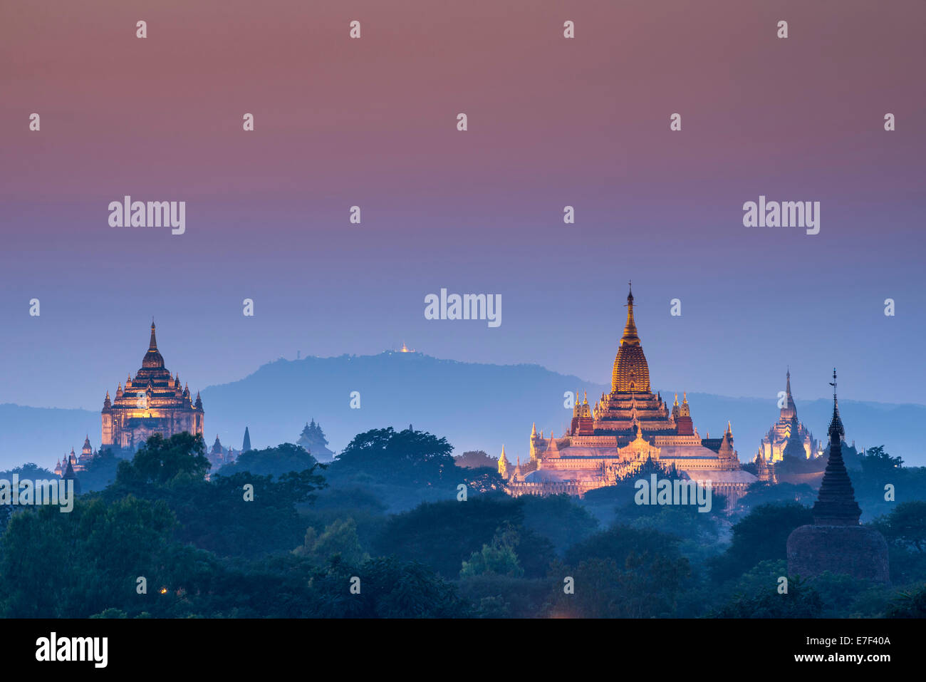 Ananda Temple, gilded tower structure or Shikhara, Thatbyinnyu Temple ...