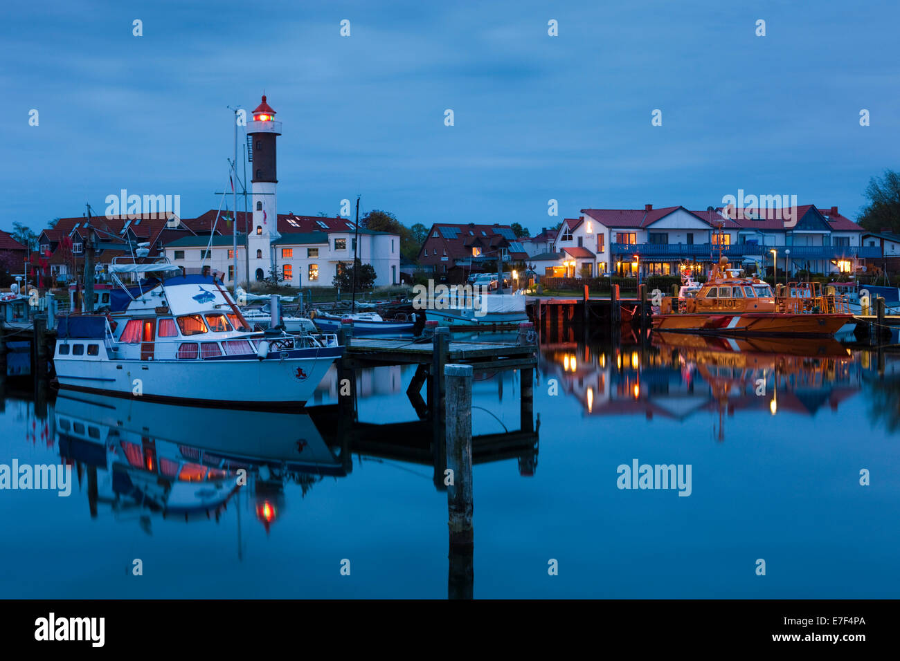 Harbour and Timmendorf lighthouse at dusk, Timmendorf, Poel ...