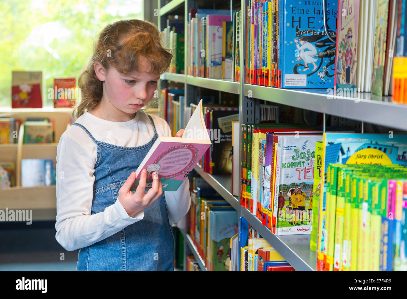 Girl in library hi-res stock photography and images - Alamy