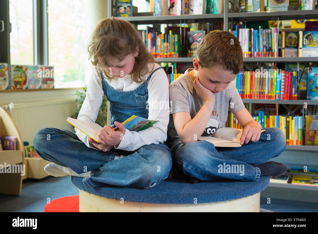 Library books children reading hi-res stock photography and images - Alamy