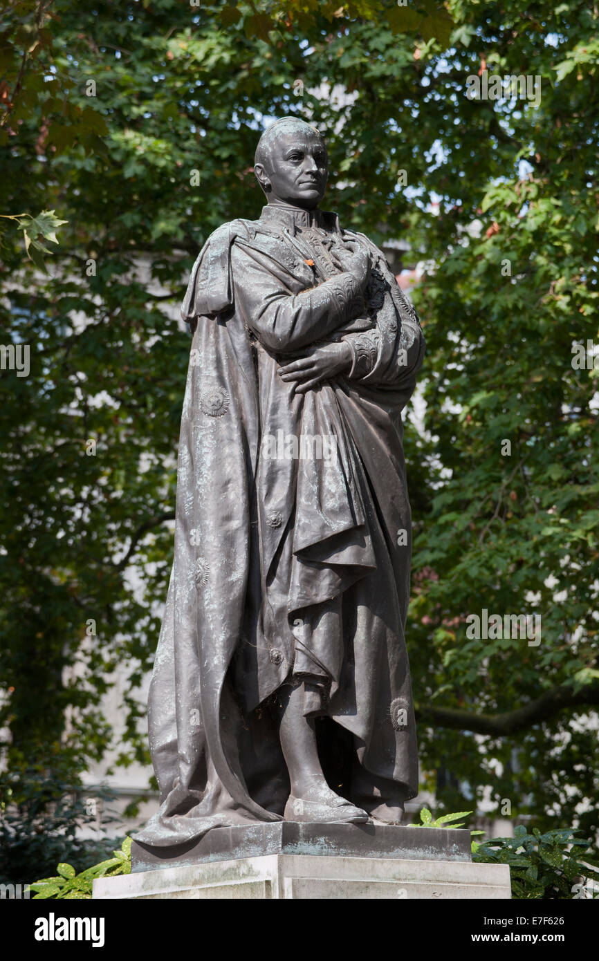 Statue of George Nathaniel Curzon in Carlton House Terrace, London, SW1 ...