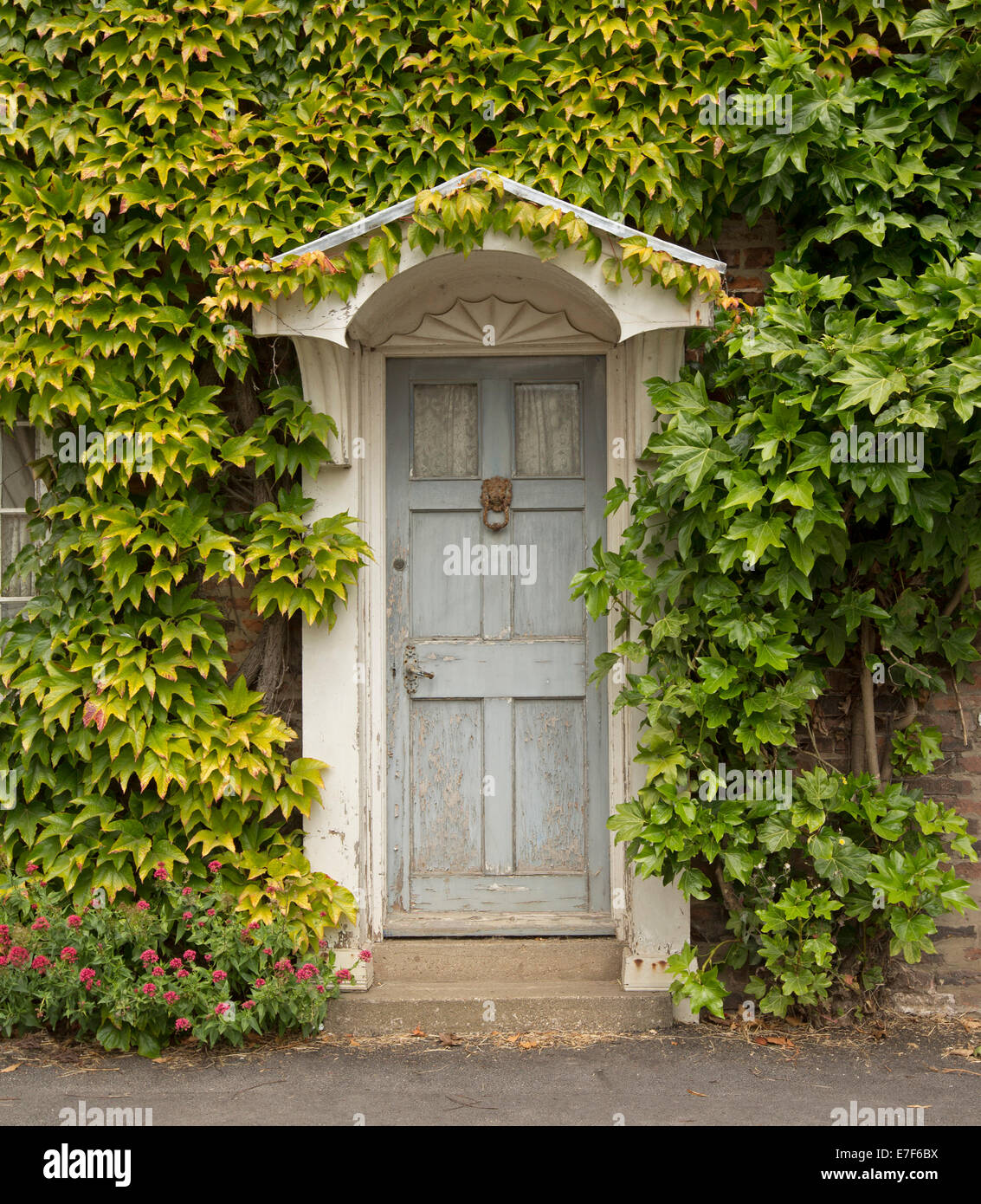 English cottage door hi-res stock photography and images - Alamy