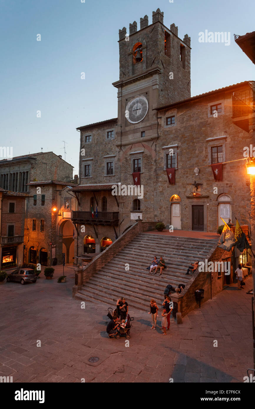 Piazza della Repubblica and Palazzo Comunale at dusk, Cortona, Tuscany ...