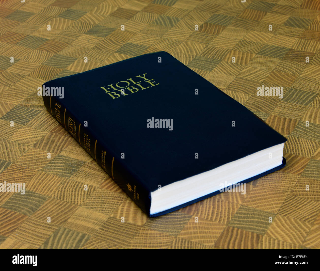 Holy Bible. Black with gold lettering Stock Photo - Alamy