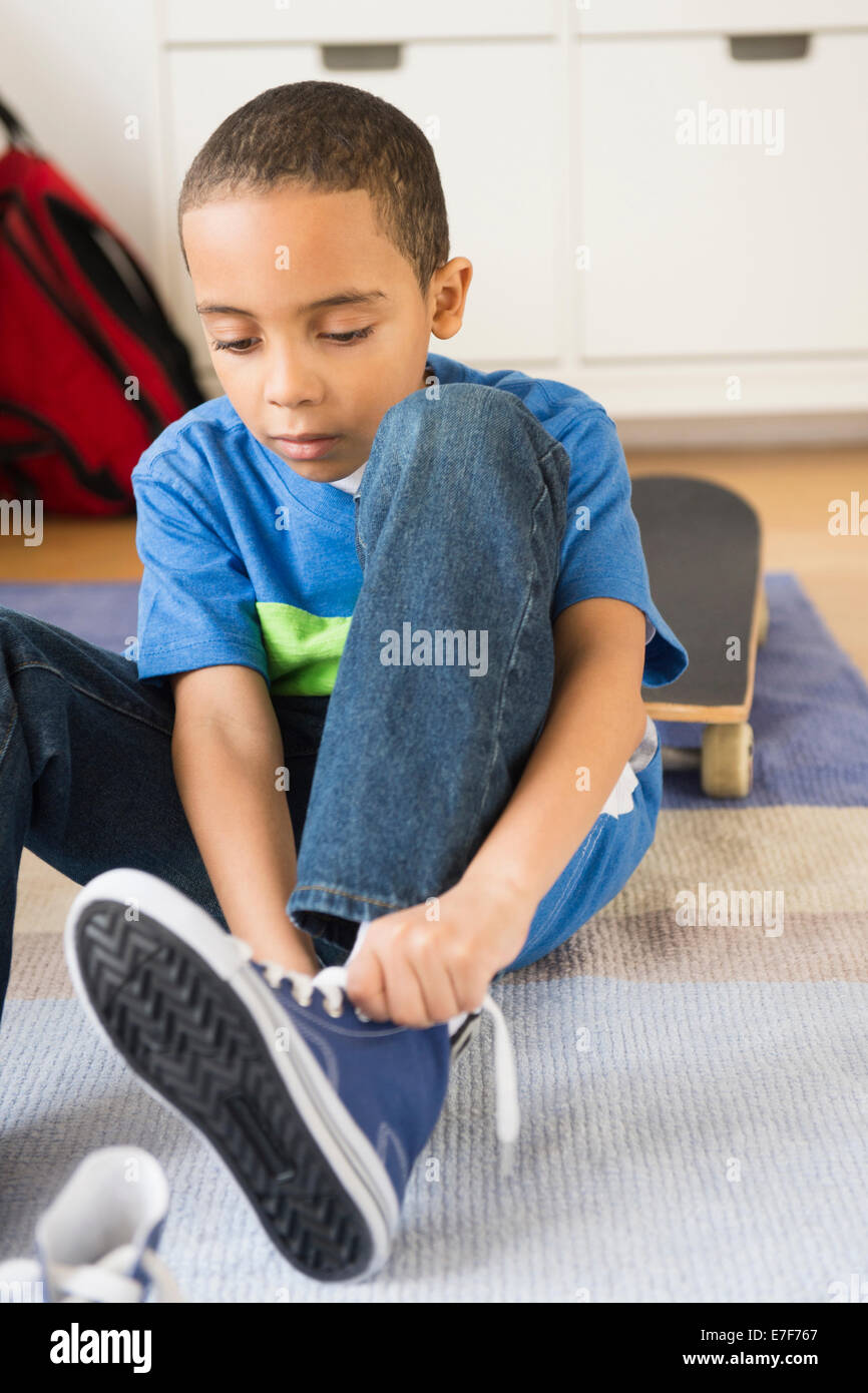 Child tying shoe hi-res stock photography and images - Alamy