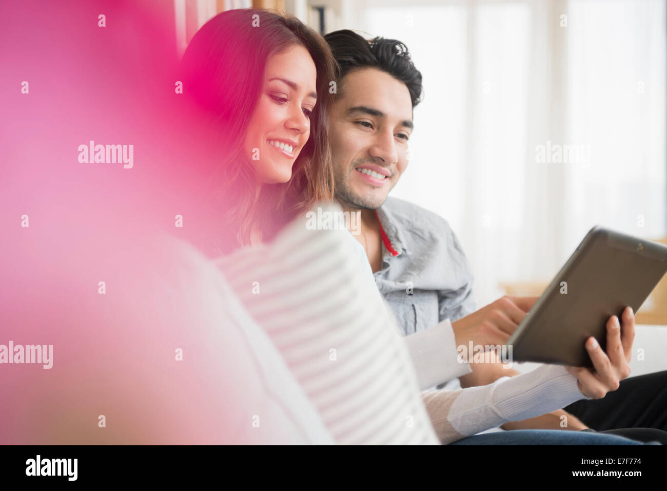 Computer couple screen hi-res stock photography and images - Alamy
