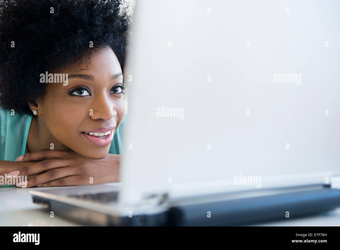 African American woman using laptop at table Stock Photo - Alamy