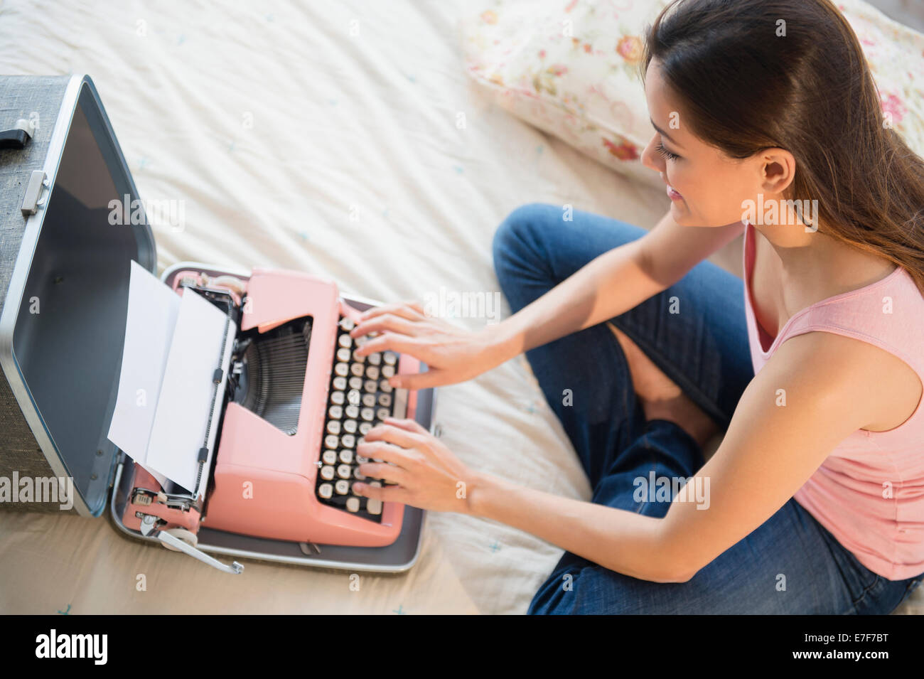 Typewriter vintage women hi-res stock photography and images - Alamy