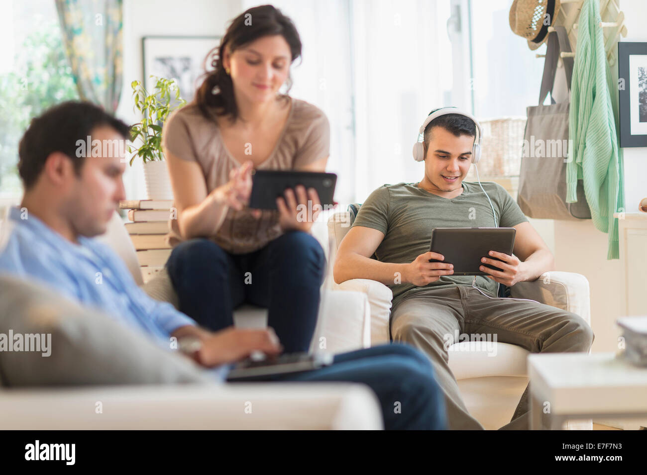 Technology bonding hi-res stock photography and images - Alamy