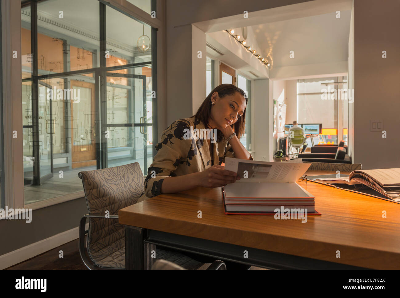 Black woman reading desk hi-res stock photography and images - Alamy