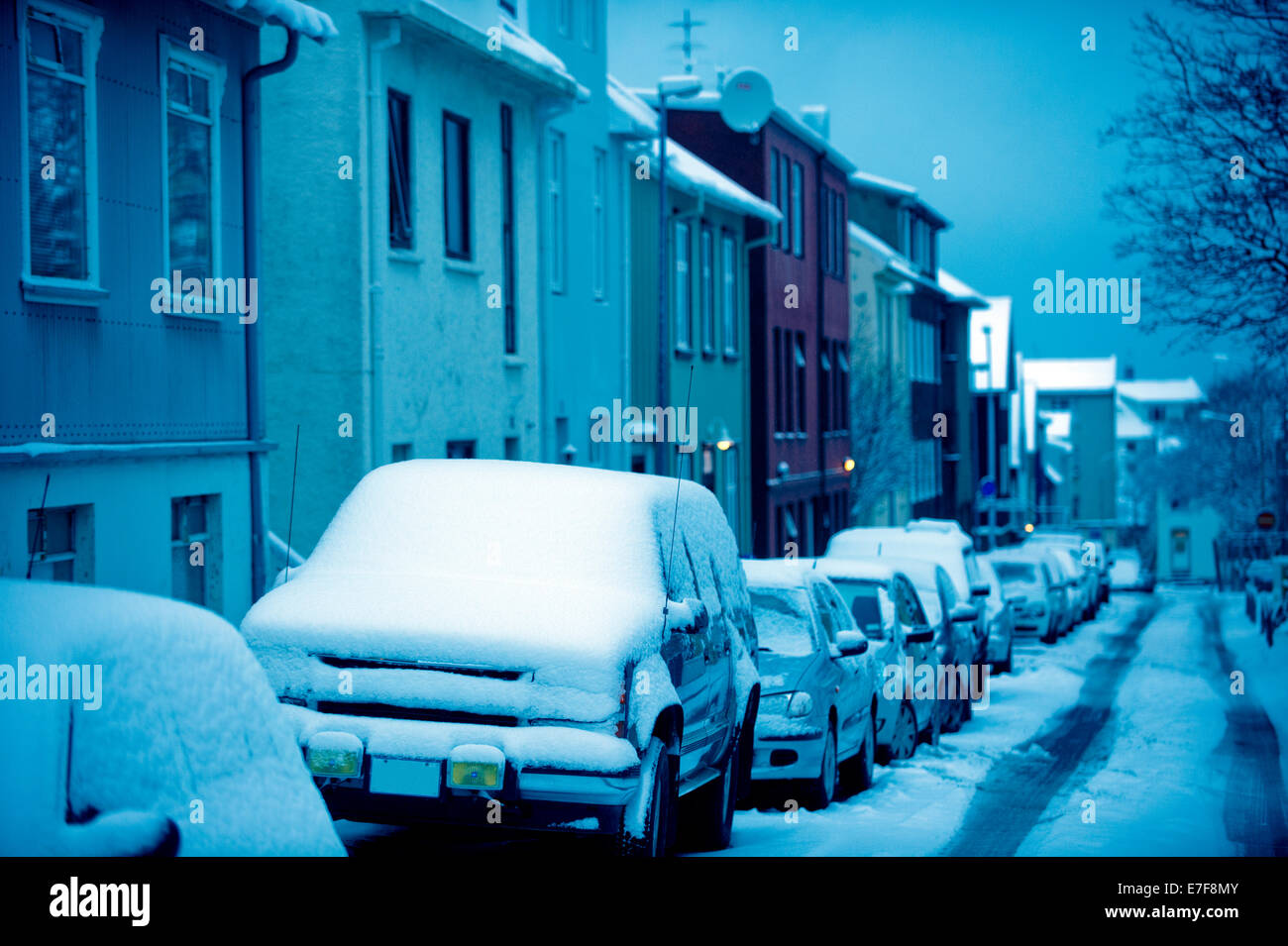Snow covered cars parked on city street Stock Photo - Alamy