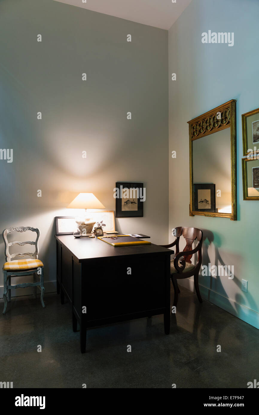 Desk study hi-res stock photography and images - Alamy