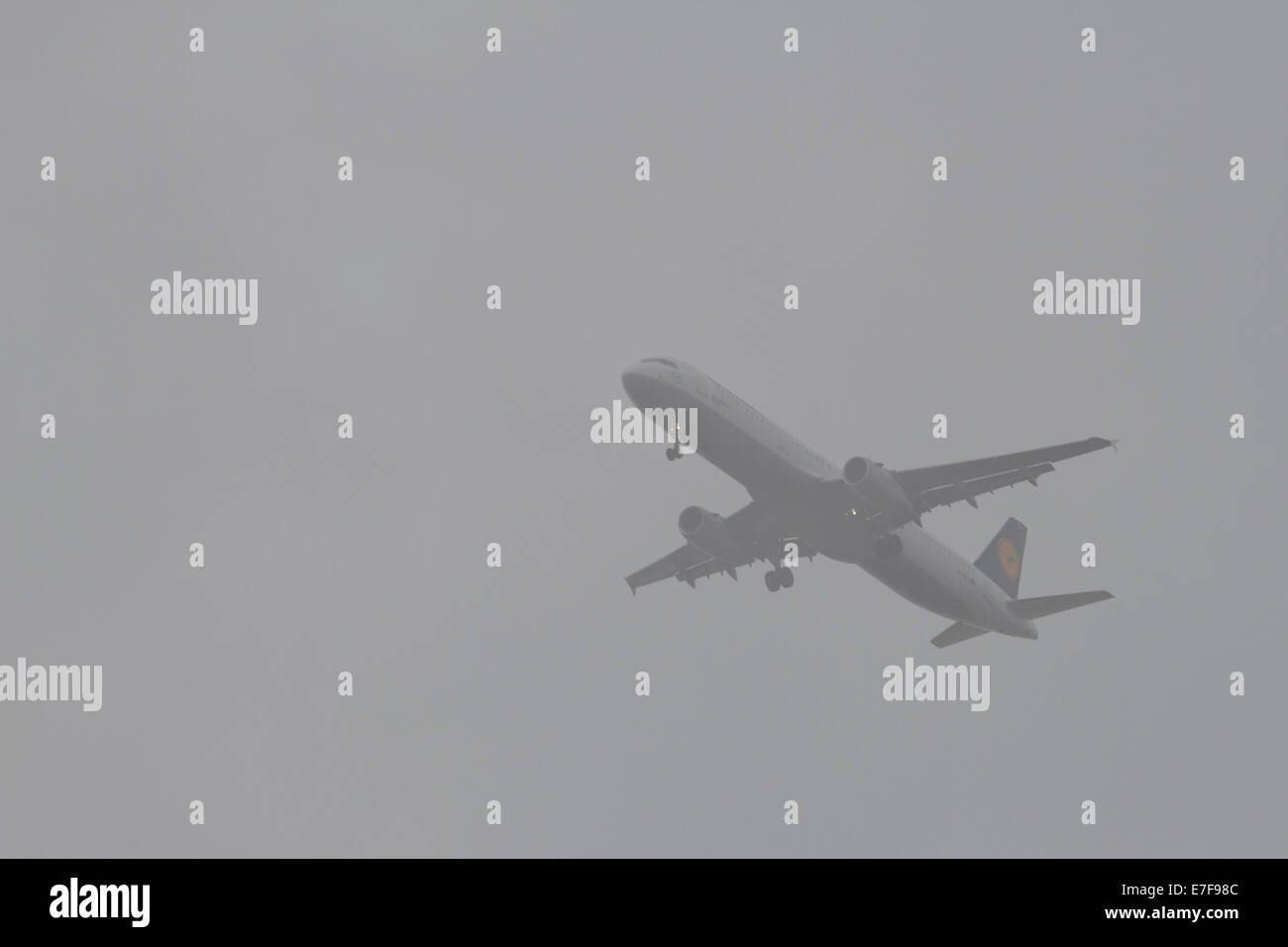 Fog heathrow airport hi-res stock photography and images - Alamy