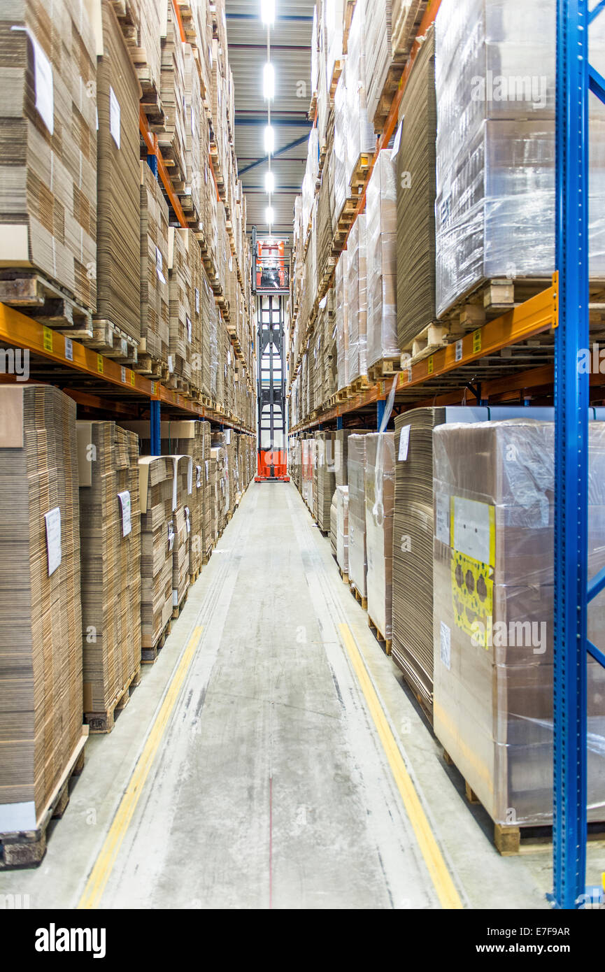 Packed pallets on shelves in warehouse Stock Photo - Alamy