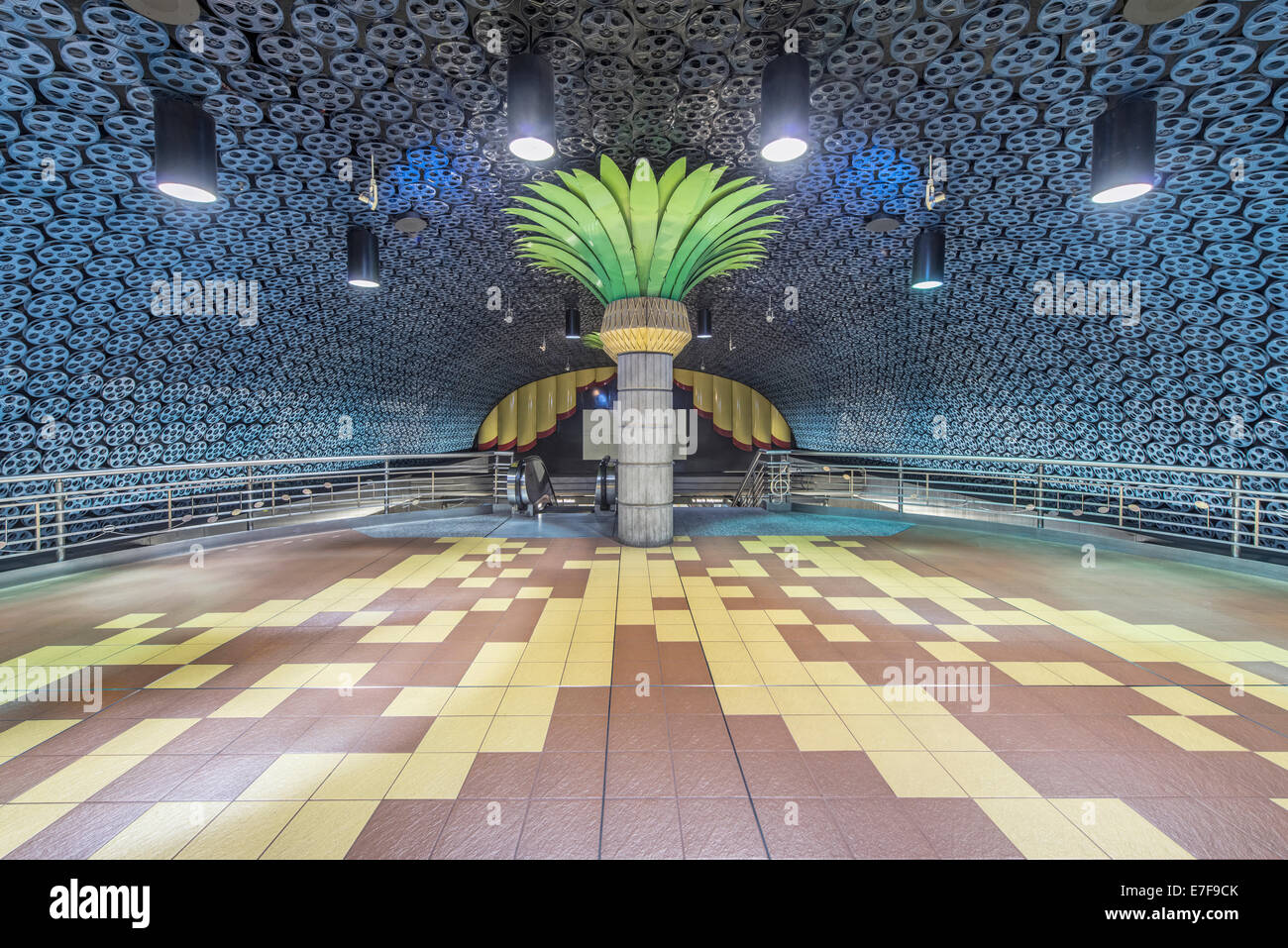 Subway pillar tile hi-res stock photography and images - Alamy