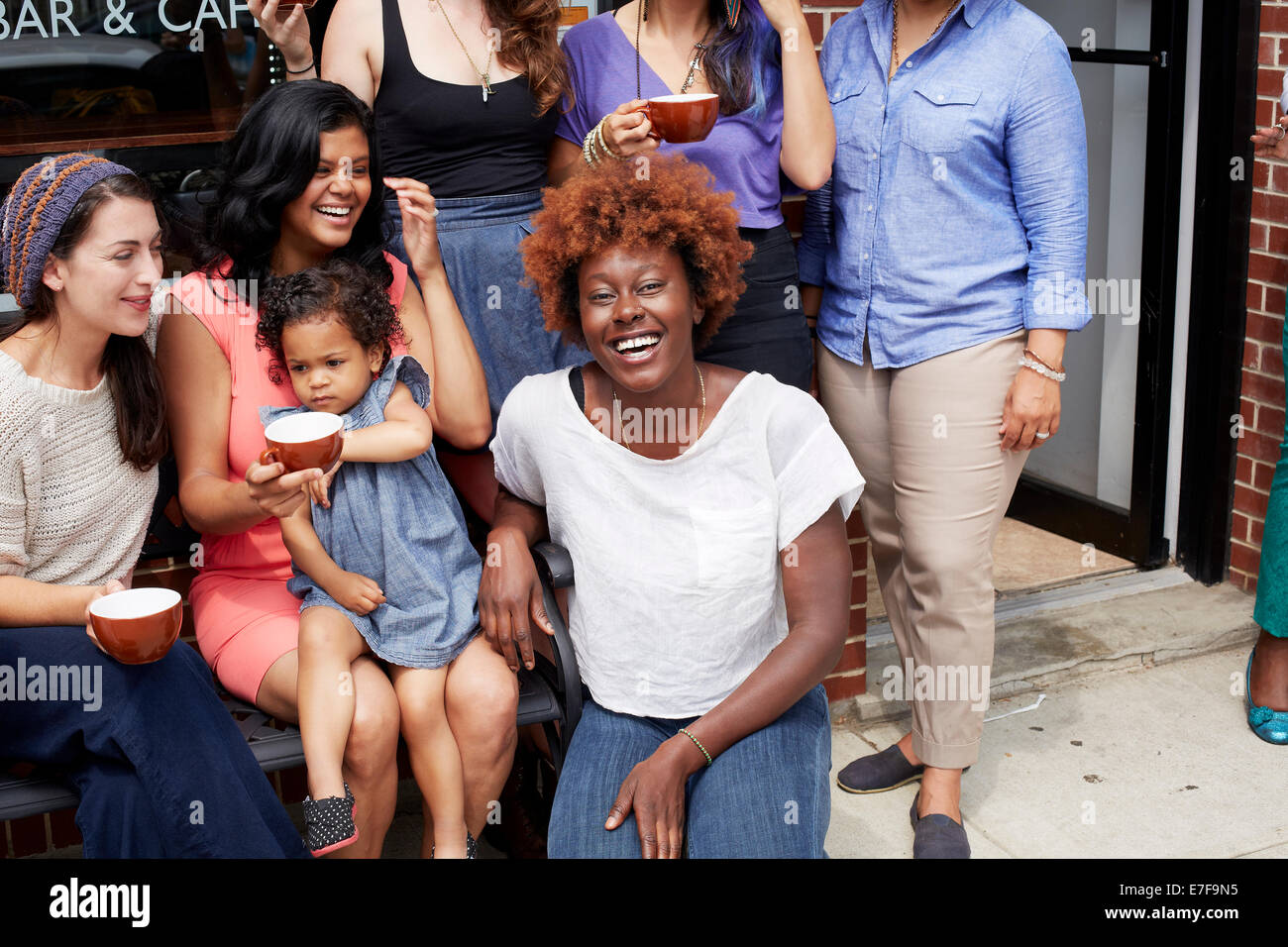 Family outside coffee shop hi-res stock photography and images - Alamy