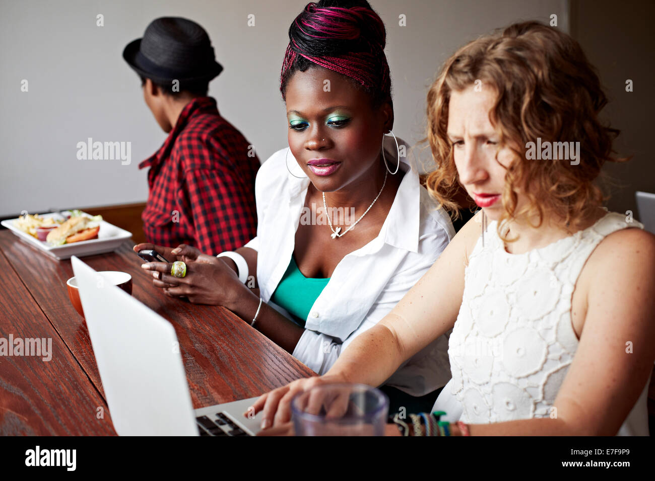 Women using laptop hi-res stock photography and images - Alamy