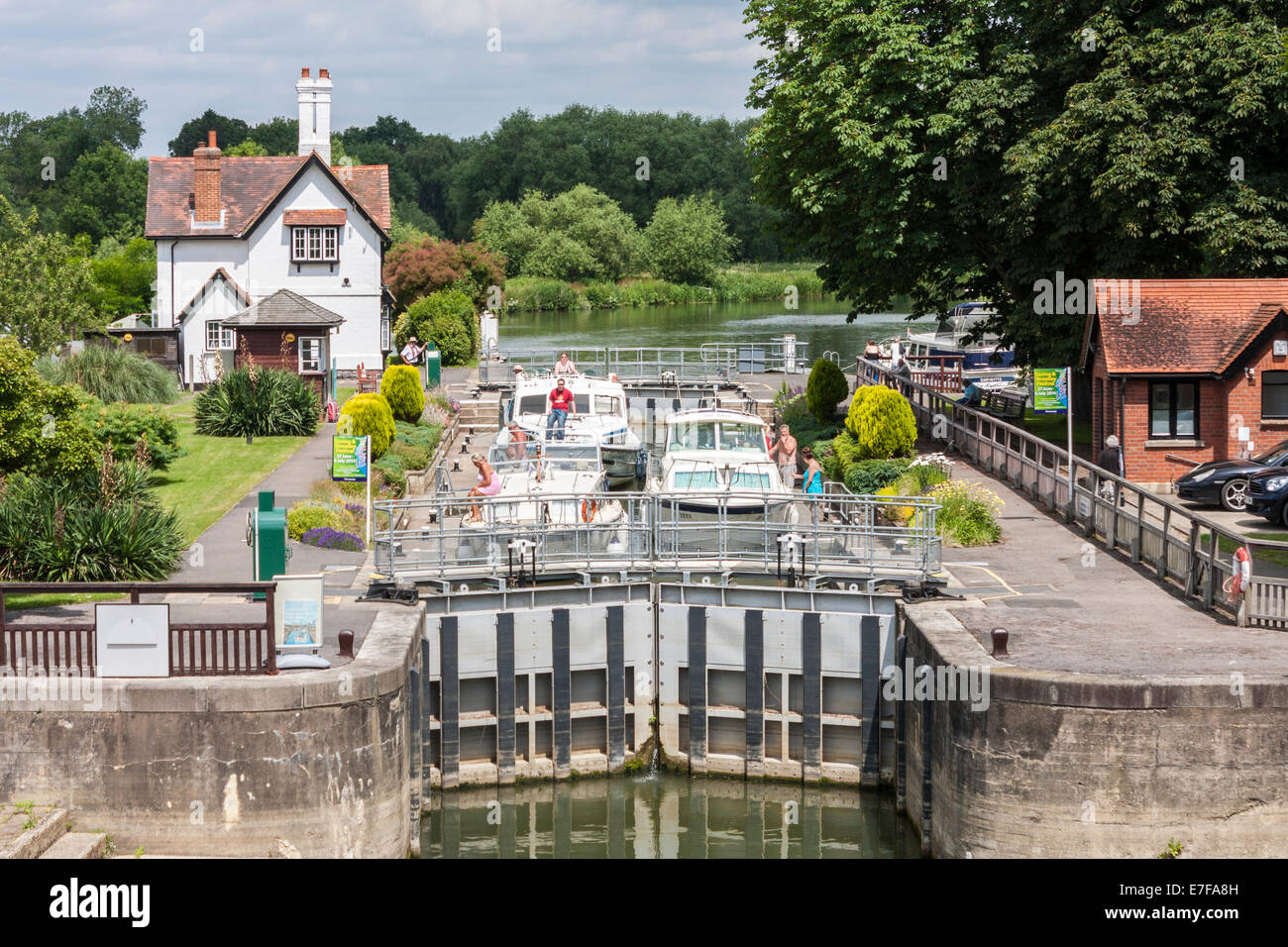 Thames lock hi-res stock photography and images - Alamy