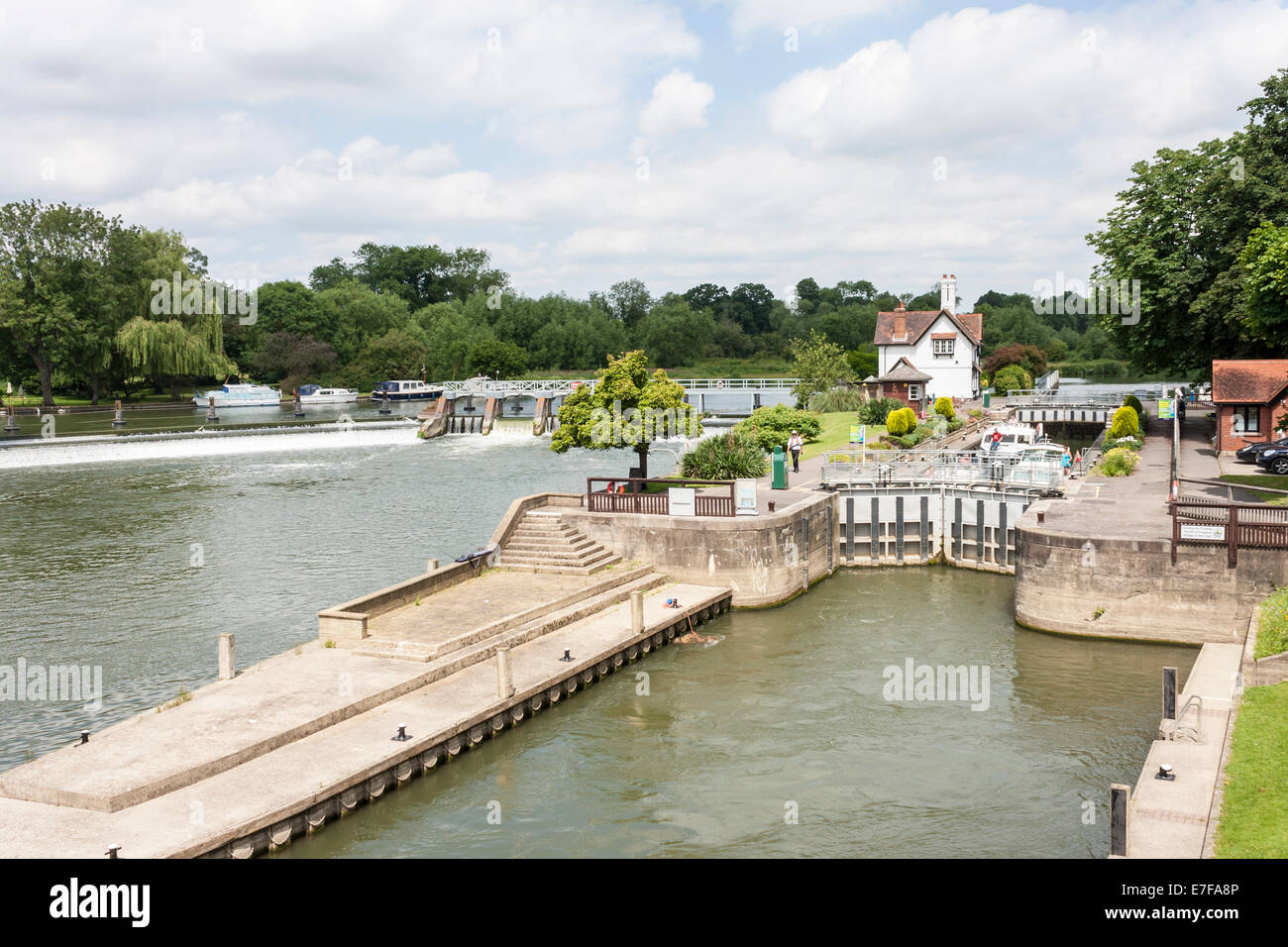 River thames lock hi-res stock photography and images - Alamy