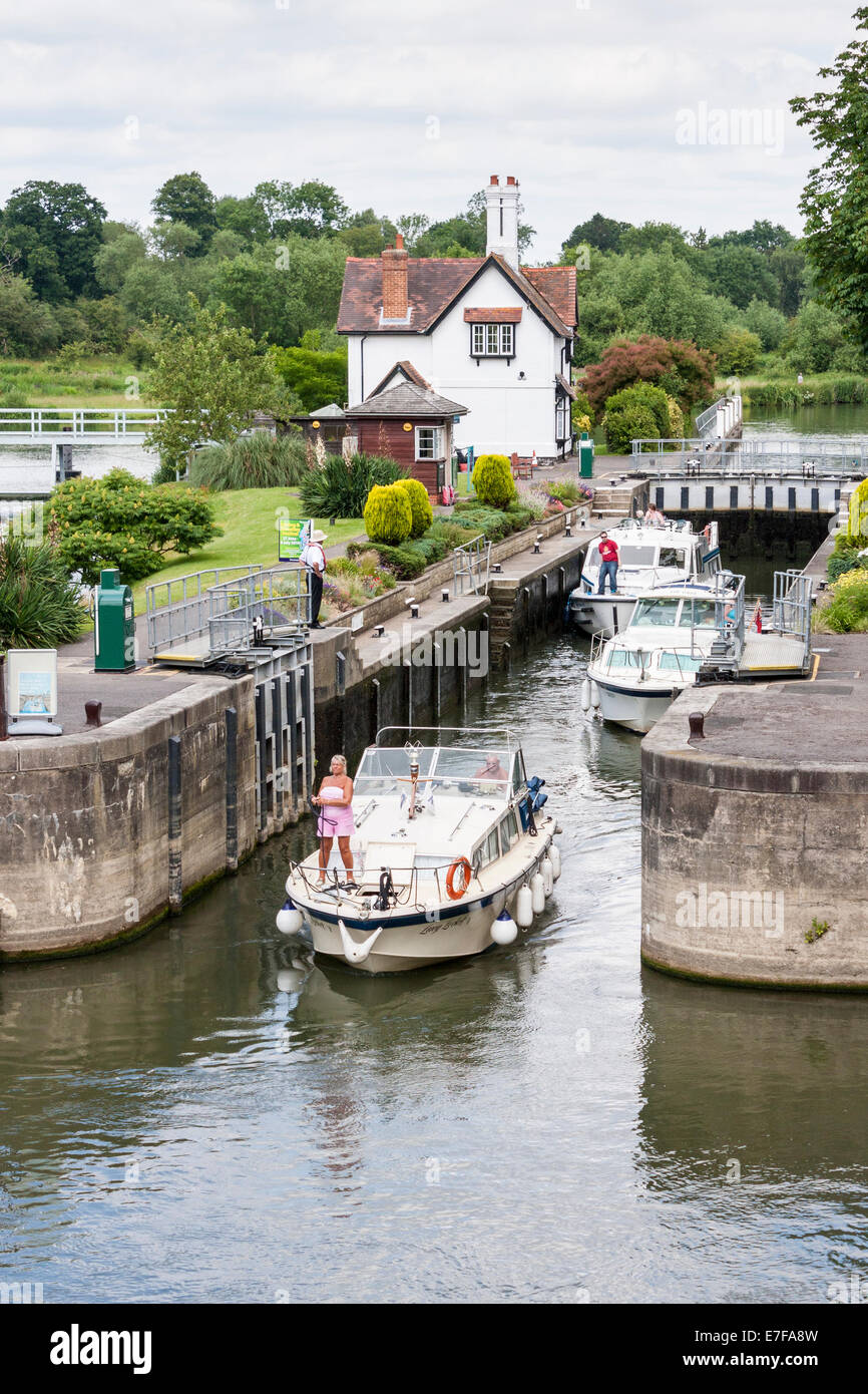 Goring lock, Goring-on-Thames, Berkshire, England, GB, UK Stock Photo ...