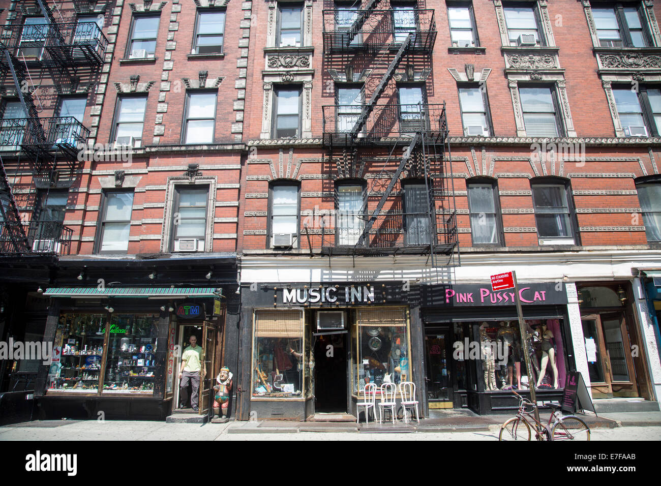 Musical instrument store hi-res stock photography and images - Alamy