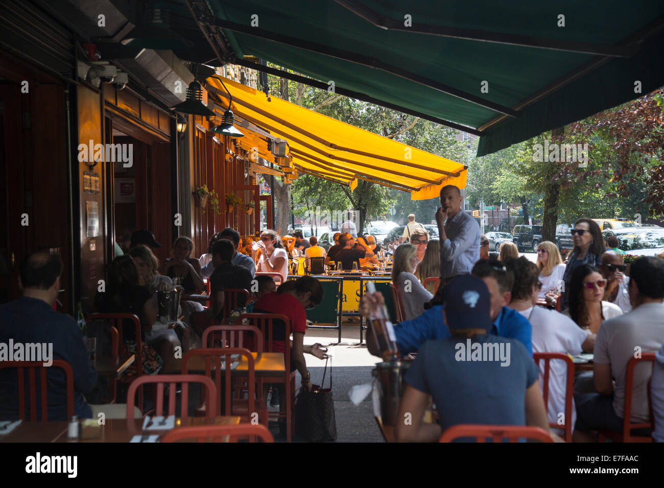 restaurant al fresco dining sunday brunch Stock Photo - Alamy