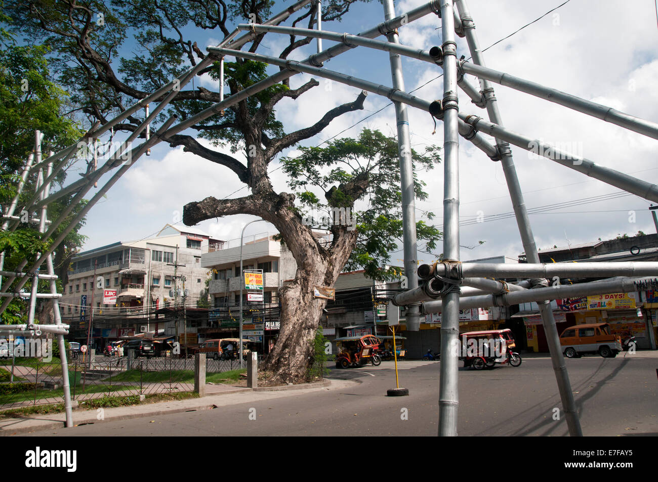 Bamboo arch scaffolding Stock Photo - Alamy