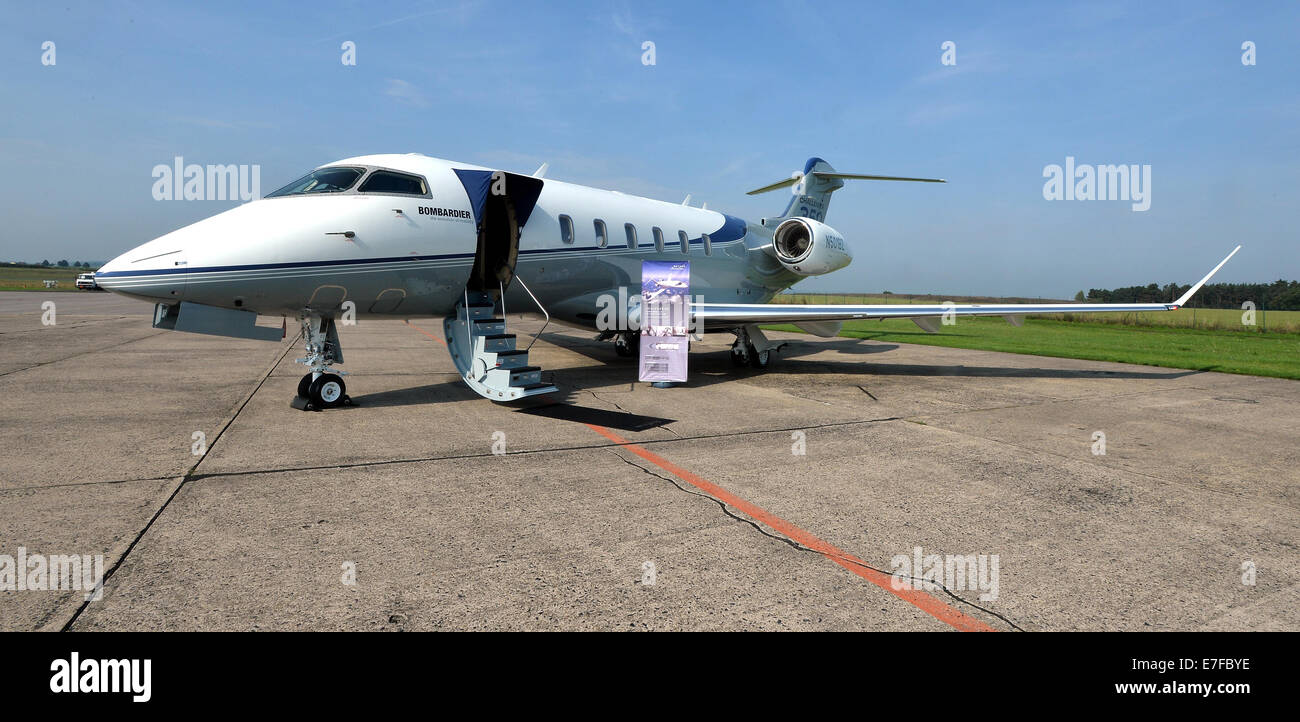 Bombardier challenger 350 hi-res stock photography and images - Alamy