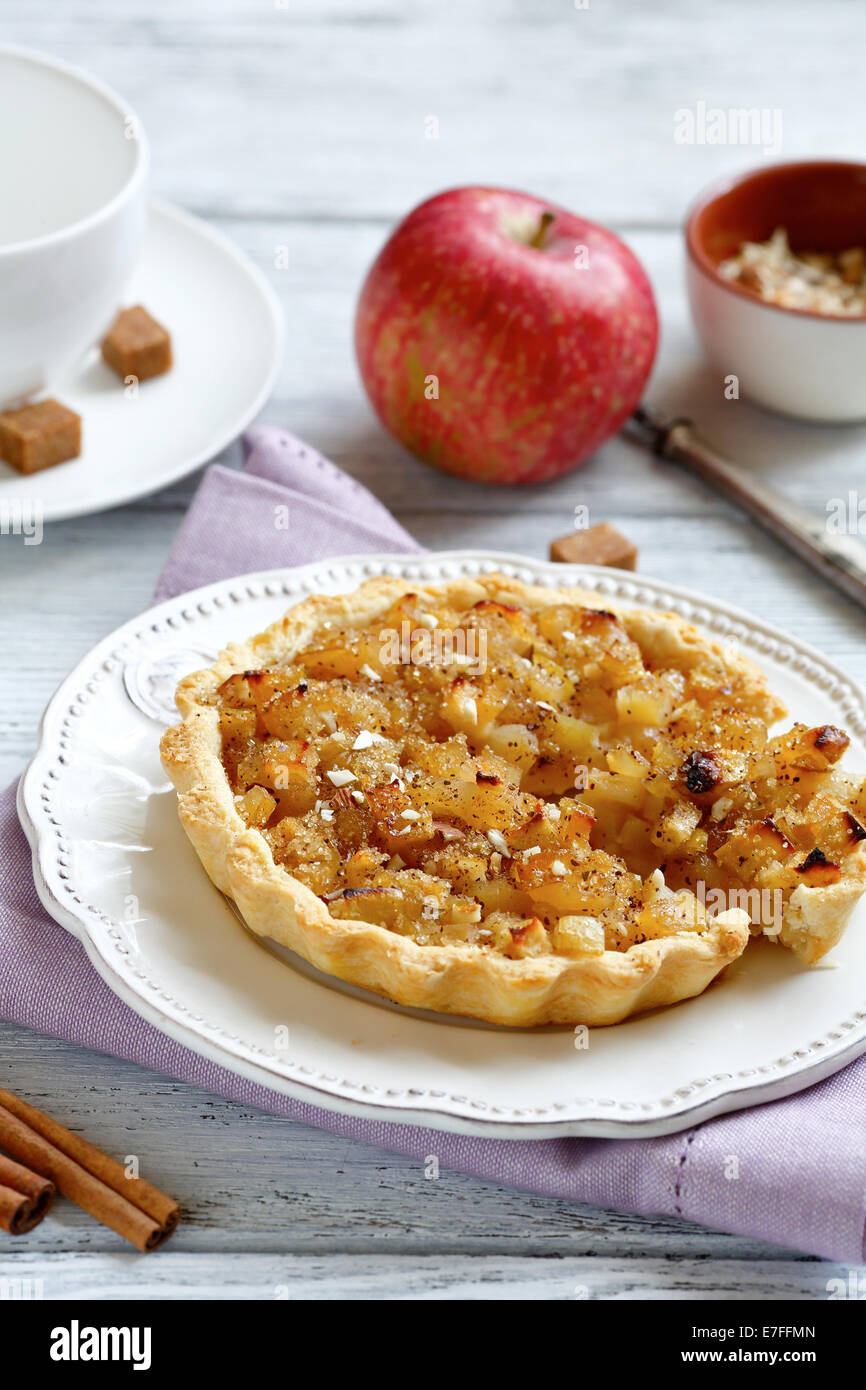 Crispy pie with slices of apples, food closeup Stock Photo - Alamy