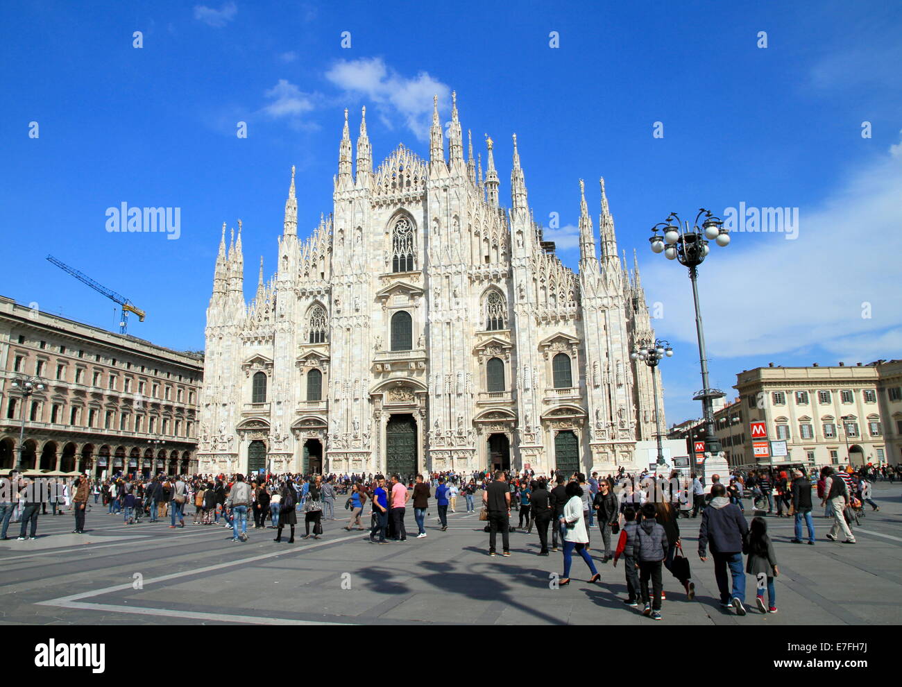 Milan italy crowd hi-res stock photography and images - Alamy