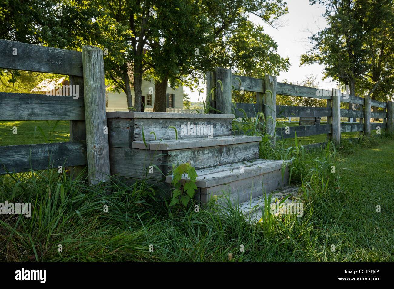 Solid fencing hi-res stock photography and images - Alamy