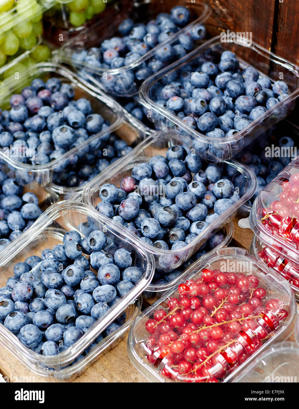 Blackberries in boxes at the market Stock Photo - Alamy