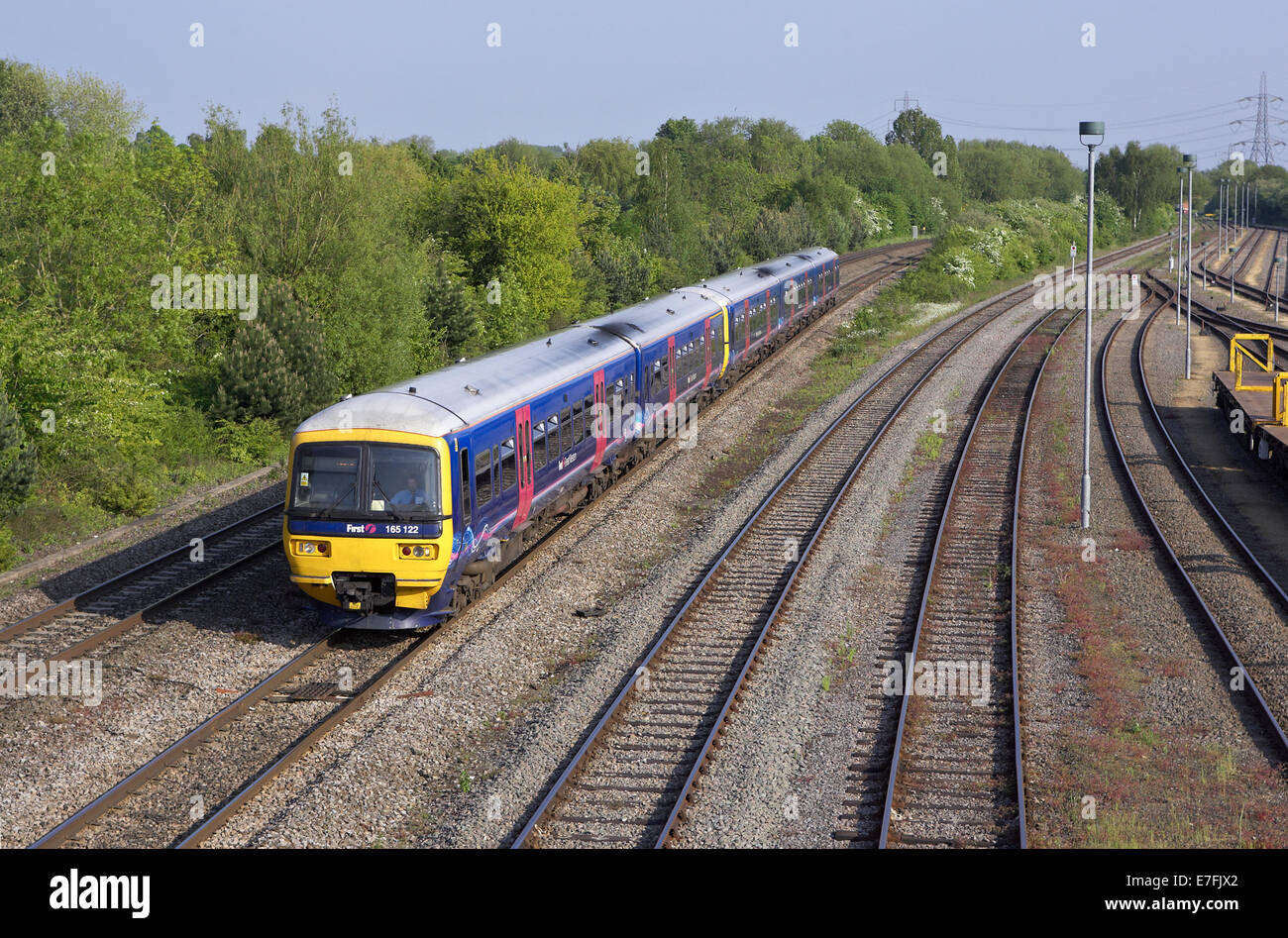 first great western class 165 no. 165 122 heads north through Hinksey ...