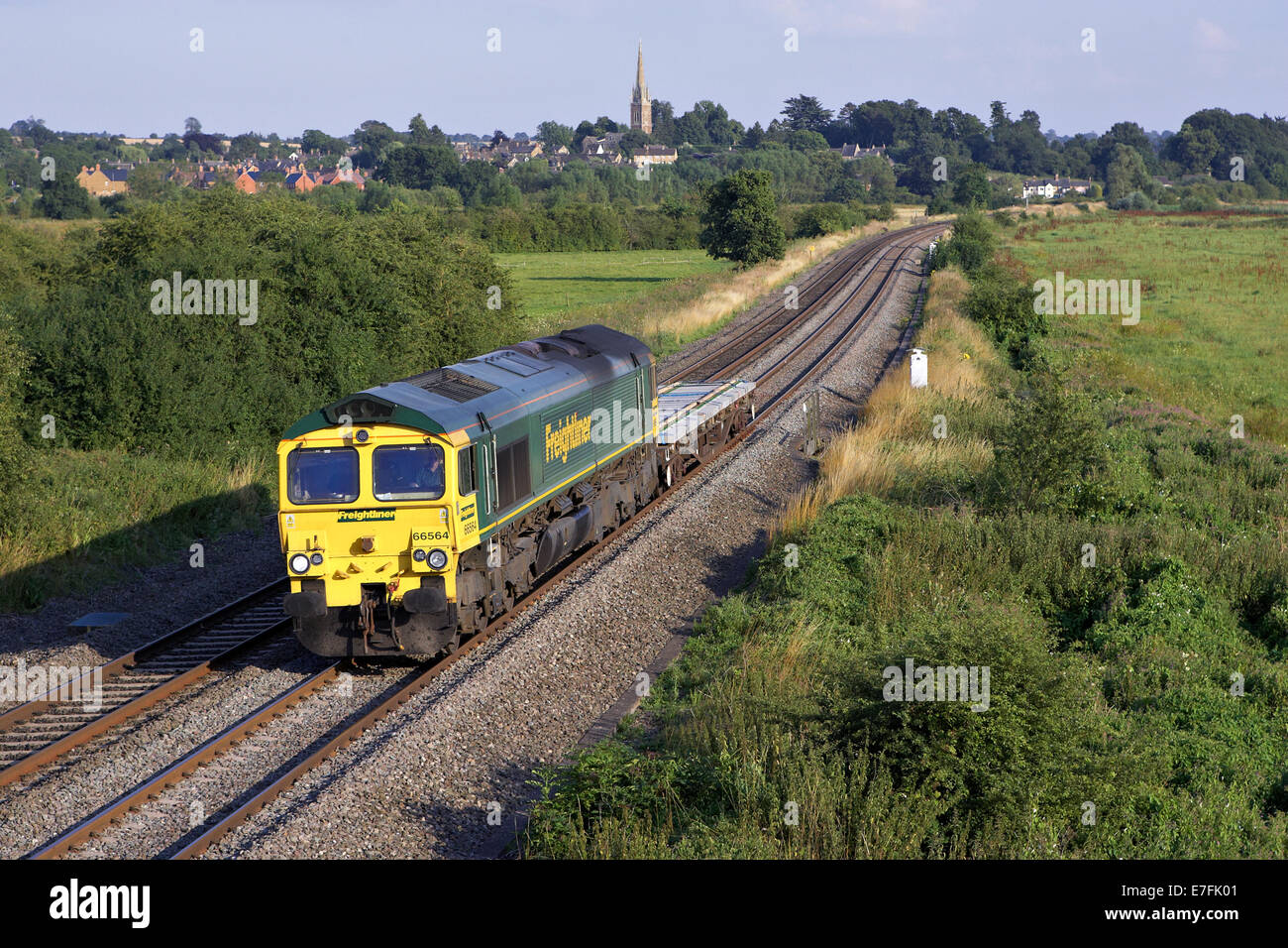 freightliner class 66 no. 66564 passes kings sutton, banbury with 1816 ...